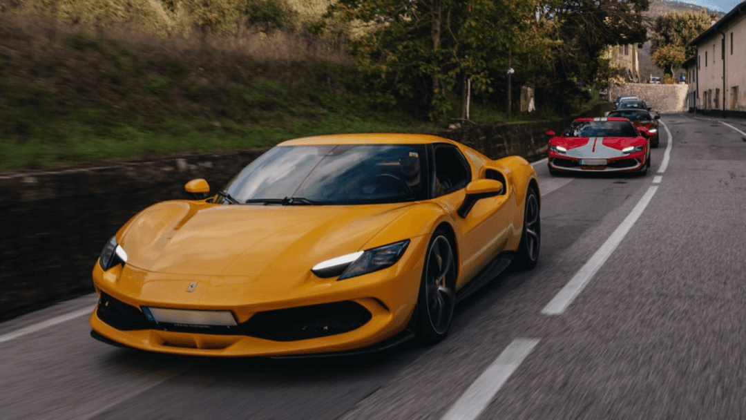 FERRARI TOUR 2025: ERLEBNISSE DER EXTRAKLASSE AN EUROPAS SCHÖNSTEN ORTEN