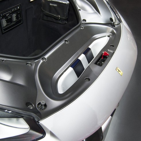 Compartimento de maletero de fibra de carbono