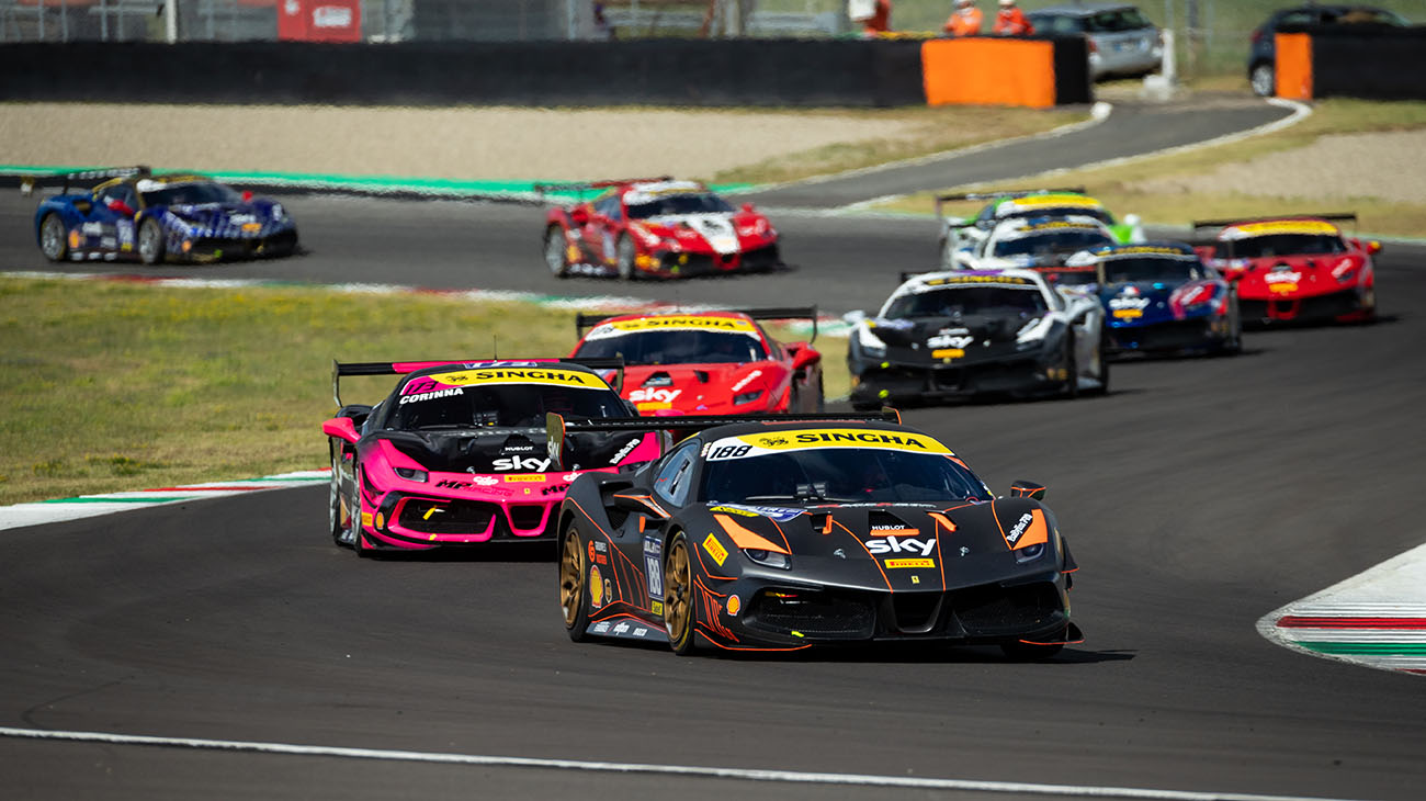 The protagonists on the Race 2 podium of Coppa Shell