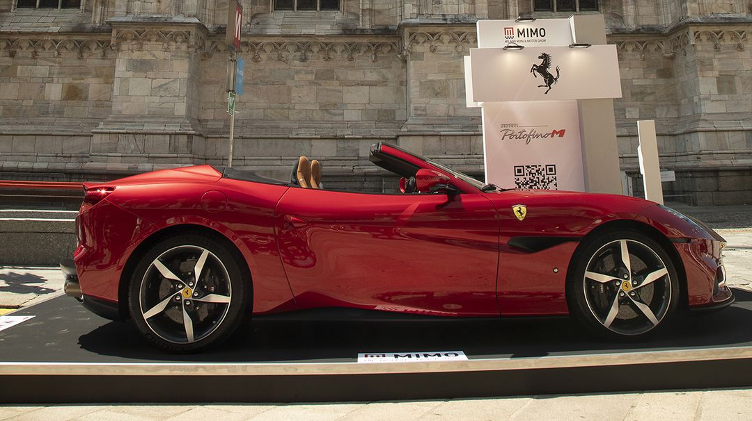 Ferrari in Piazza Duomo e Piazza della Scala per il Milano Monza Motor Show
