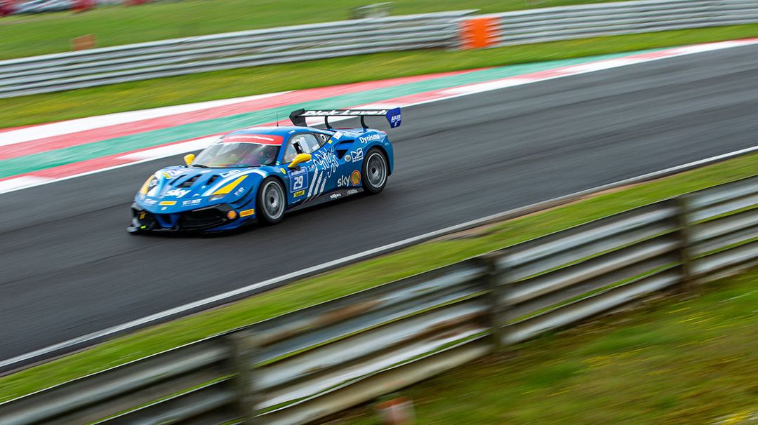 Swift and de Zille take wins in Race 1 at Snetterton