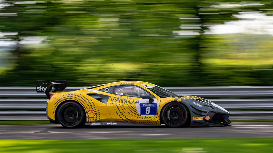 Ferrari Challenge UK: Oulton Park 2022 - Ferrari.com