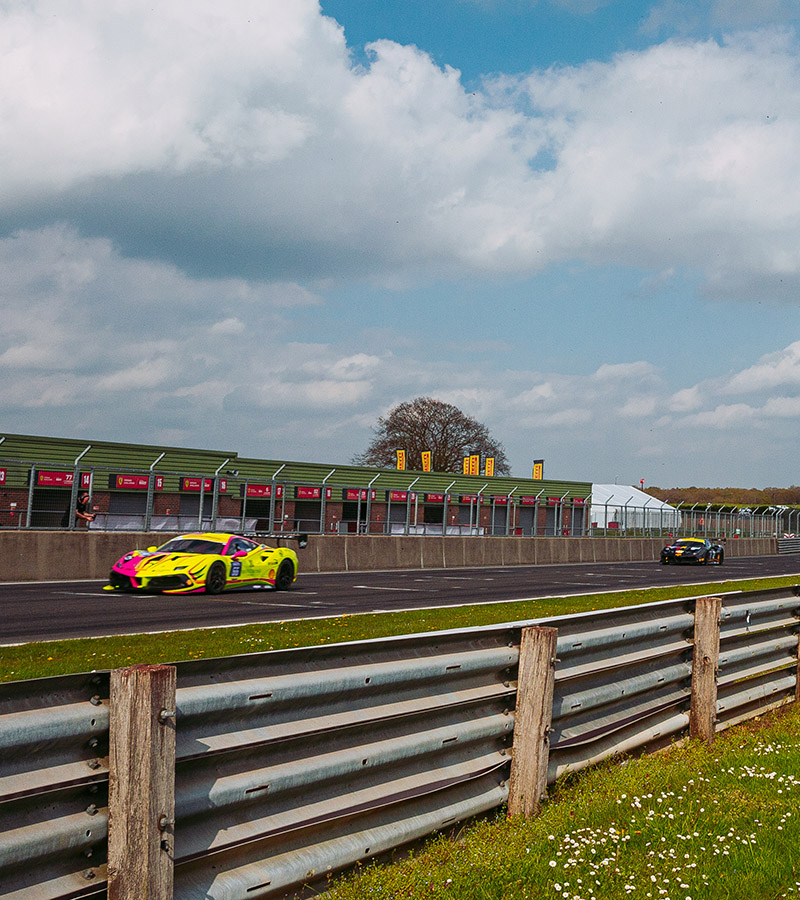 How to approach the Snetterton circuit