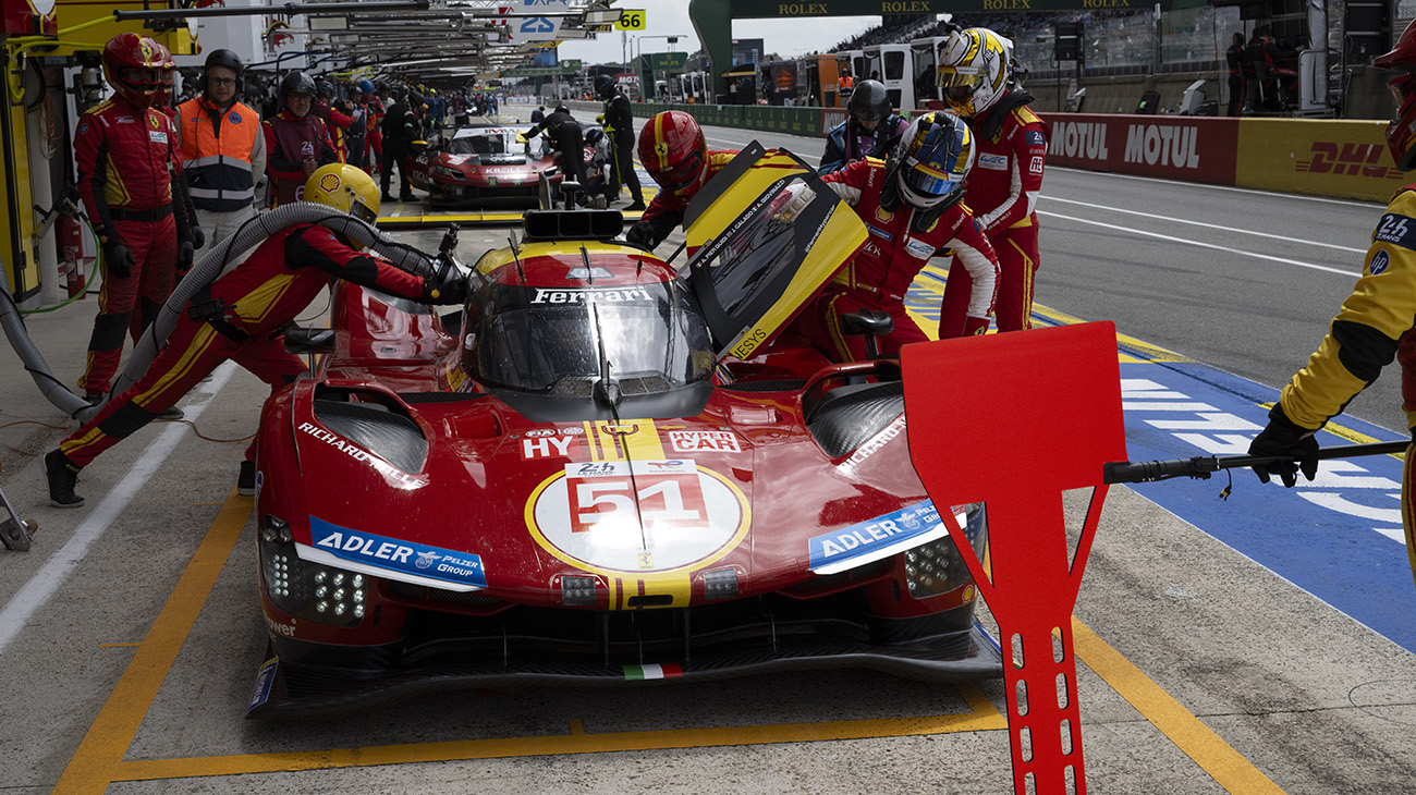 Ferrari Pit Stop At LEGO City 60443 F1 Pitstop & Pit Crew Met